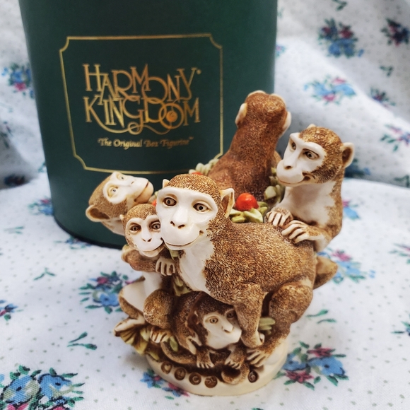 harmony kingdom | Accents | Hk Harmony Kingdom Mib Collector Family ...